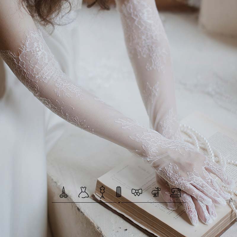 指先まで美しく。運命のドレス姿を完成させる「魔法のアイテム」一生に一度の特別な日。ウェディングドレス姿をより美しく、よりエレガントに引き立てるためには、グローブ選びがとても重要です。当店のウェディンググローブは、花嫁様の手元を優しく包み込み...