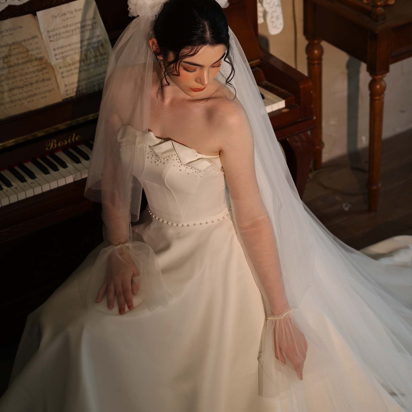 指先まで美しく。運命のドレス姿を完成させる「魔法のアイテム」一生に一度の特別な日。ウェディングドレス姿をより美しく、よりエレガントに引き立てるためには、グローブ選びがとても重要です。当店のウェディンググローブは、花嫁様の手元を優しく包み込み...