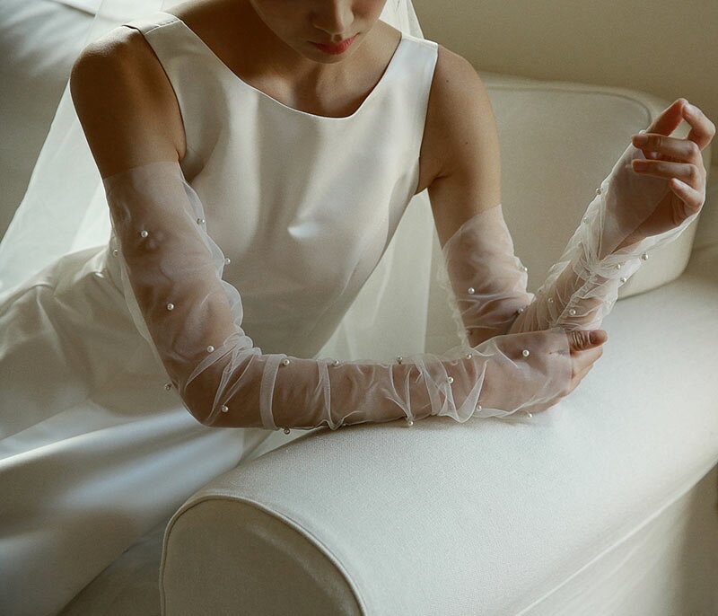 指先まで美しく。運命のドレス姿を完成させる「魔法のアイテム」一生に一度の特別な日。ウェディングドレス姿をより美しく、よりエレガントに引き立てるためには、グローブ選びがとても重要です。当店のウェディンググローブは、花嫁様の手元を優しく包み込み...