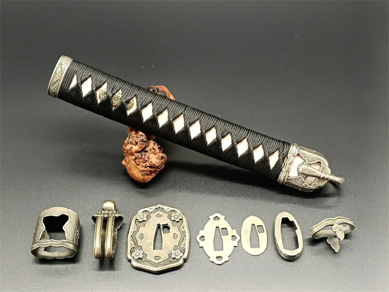 商品情報詳しいこと写真ご覧下さい。サイズ:約26CM材質:木製柄、本鮫皮、合成綿巻、合金製装具注意事項★実際装着する時は縁を多少調整する必要があります。★穴の内径は26×6MM前後です、柄は手作り物なので、多少誤差がある場合あります。お使い...