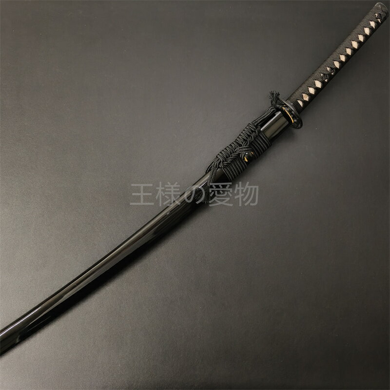 商品情報サイズ、全長約103CM、刀柄長約26CM、刃長約71-72CM木製刀のため、銃刀法に違反しません、ご了承お願いします。黒鉄刀鍔　合金装具　木製柄材　本鮫皮ご覧いただきありがとうございます。画像、サイズ等を確認いただき、ご自身判断で...