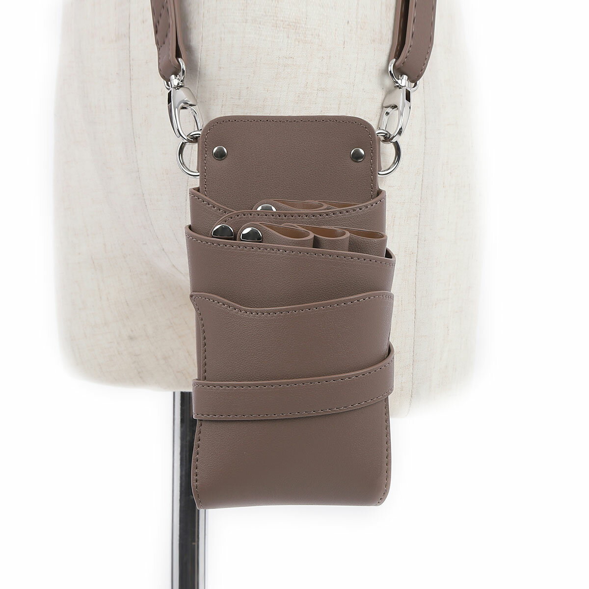 日本の美容師さんを熟知した国内のシザーケースメーカーが1からすべて考案。 素材・デザイン・カラー・機能性・細部にまでこだわりました。 アシスタントからスタイリストまで長くお使いいただけます。 ■220×110×80 ■PUレザー ■0〜5丁...