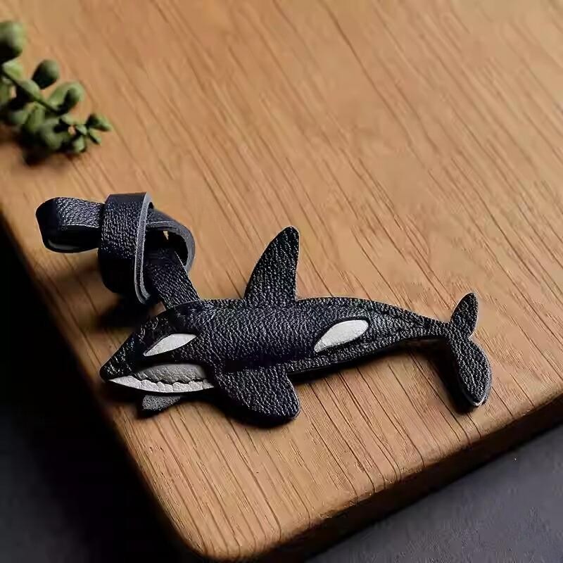 商品情報商品説明素材：本革（牛革）加工：ハンドメイド（手作り）タイプ：キーホルダー / バッグチャームサイズ：約8cmコバはあえて塗装を施さず、革本来の風合いを活かしたナチュラルな仕上げにしています。丁寧に磨き上げることで、やさしくなめらか...