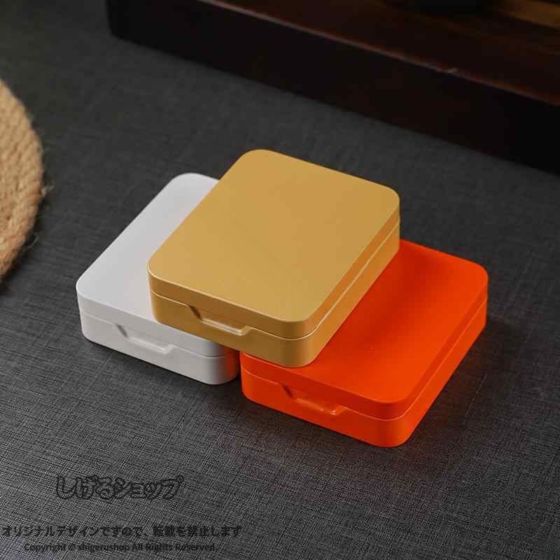 ・柄: 無地・スタイル: シンプル・対象: 一般向け・機能: 防塵、蓋つき、収納・形状: 長方形・層数: 単層・素材: ブリキ・カラー展開: オレンジ、ホワイト、ゴールド、シルバー、レッド、ローズレッド・サイズ展開: 小、中、大 .この収納...