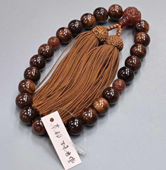 親玉：瑪瑙：約 16 mm 主玉：紫檀：約 13 mm 天玉：瑪瑙：約 10 mm 正絹頭房 桐箱入り 男性用の片手(略式)数珠。どの宗派の方でもお使い頂けます。 ※細心の注意を払って撮影しておりますが、実物の色合いや模様等、若干異なる場合...