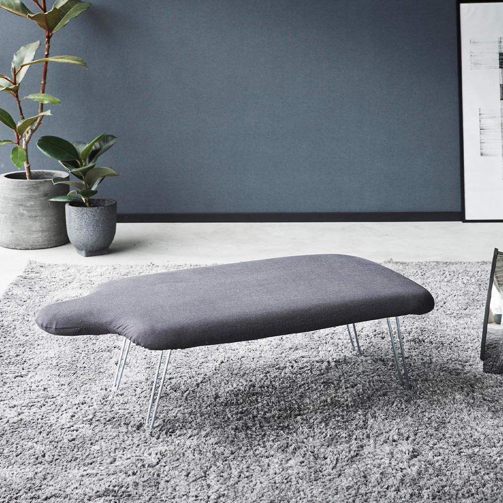 商品名称 軽量人体型アイロン台 スタンダードライン 商品スペック 商品サイズ 約W69×D37×H20cm 重量 約1800g 品質表示 表面布：綿100％ クッション材：ポリエステル 天板：スチール(粉体塗装) 脚部・フック：スチール(ユ...