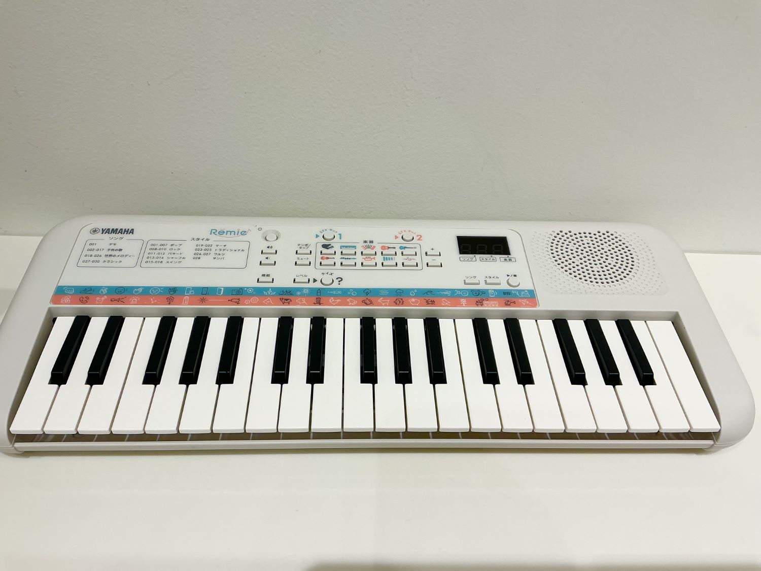 商品の詳細、状態などは【 イオンモール神戸北店 】078-983-3921または『商品についてのお問合せ』ボタンよりお問合せ下さい。ピアノ / キーボード※外箱はございません。■幅×高さ×奥行き：506×54×201mm■質量：1.2kg ...