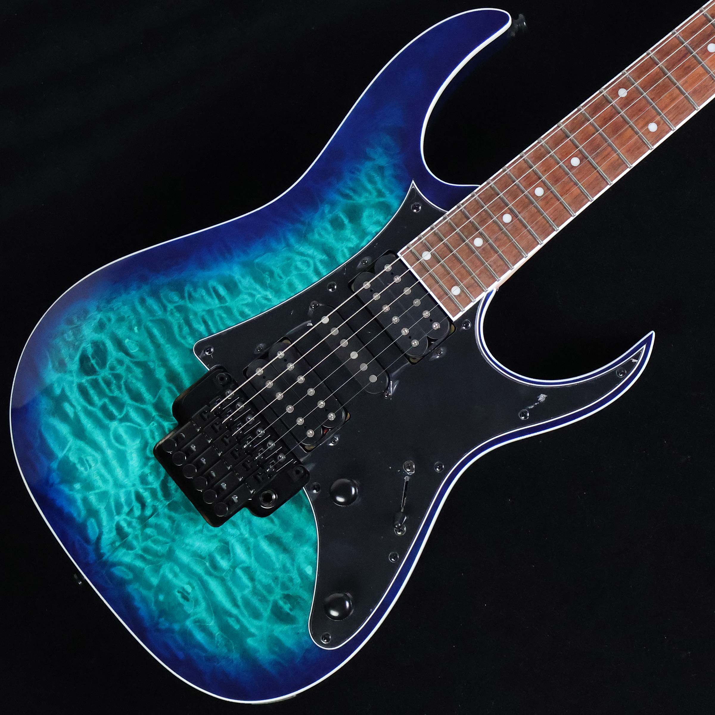 ハイコストパフォーマンス「Standard RG」のスポット生産モデル【特徴】Ibanezの代名詞ともなっているRGシリーズ。こちらはボディトップに杢目の美しいキルテッド・メイプルを採用したスポット生産モデル。ボディにはフィリピン・マホガニ...