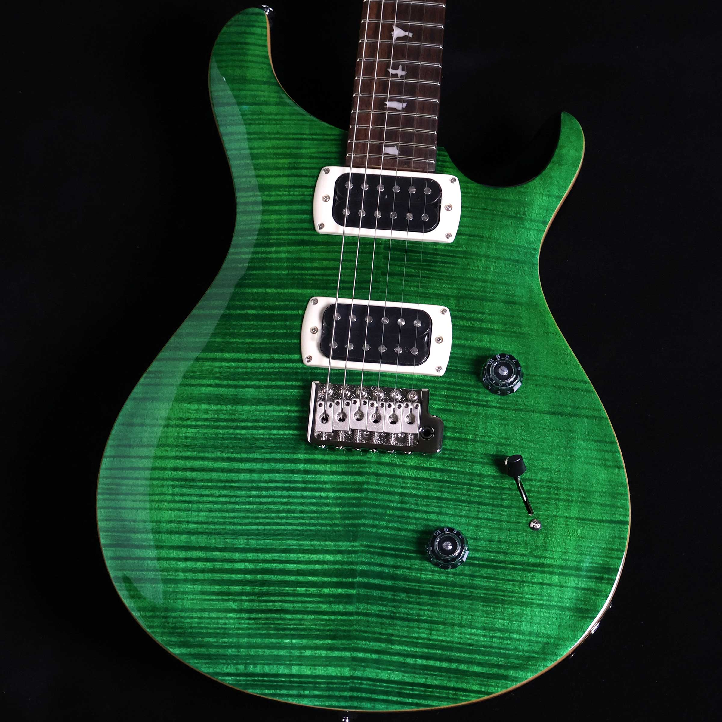 SE Custom24 Emerald Green S/N:H016863【特徴】数多くのミュージシャンから愛用されているSE Custom 24は、マホガニー・バック、メイプル・トップのボディ、Wide Thinカーブのメイプル・ネック、...