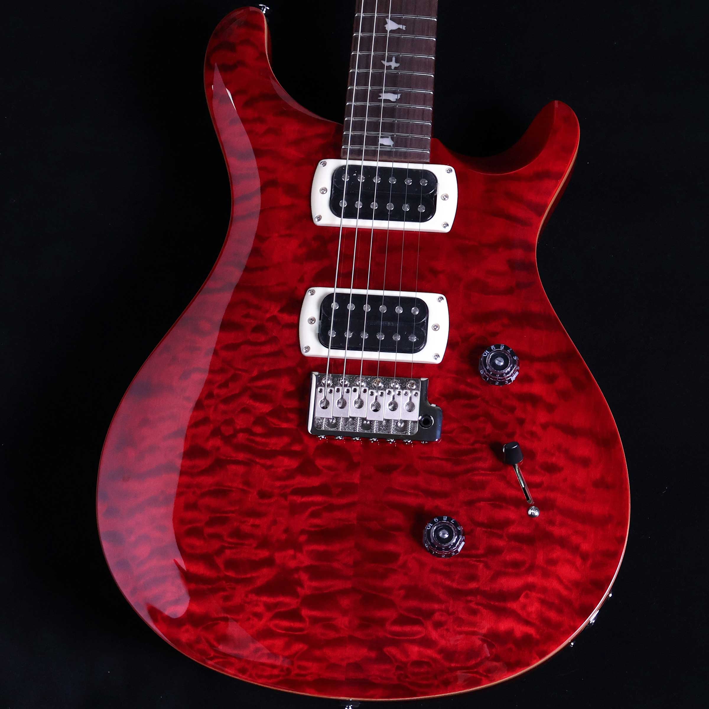 SE Custom24 Quilt Ruby S/N:CTIH081092【特徴】数多くのミュージシャンから愛用されているSE Custom 24は、マホガニー・バック、メイプル・トップのボディ、Wide Thinカーブのメイプル・ネック、...