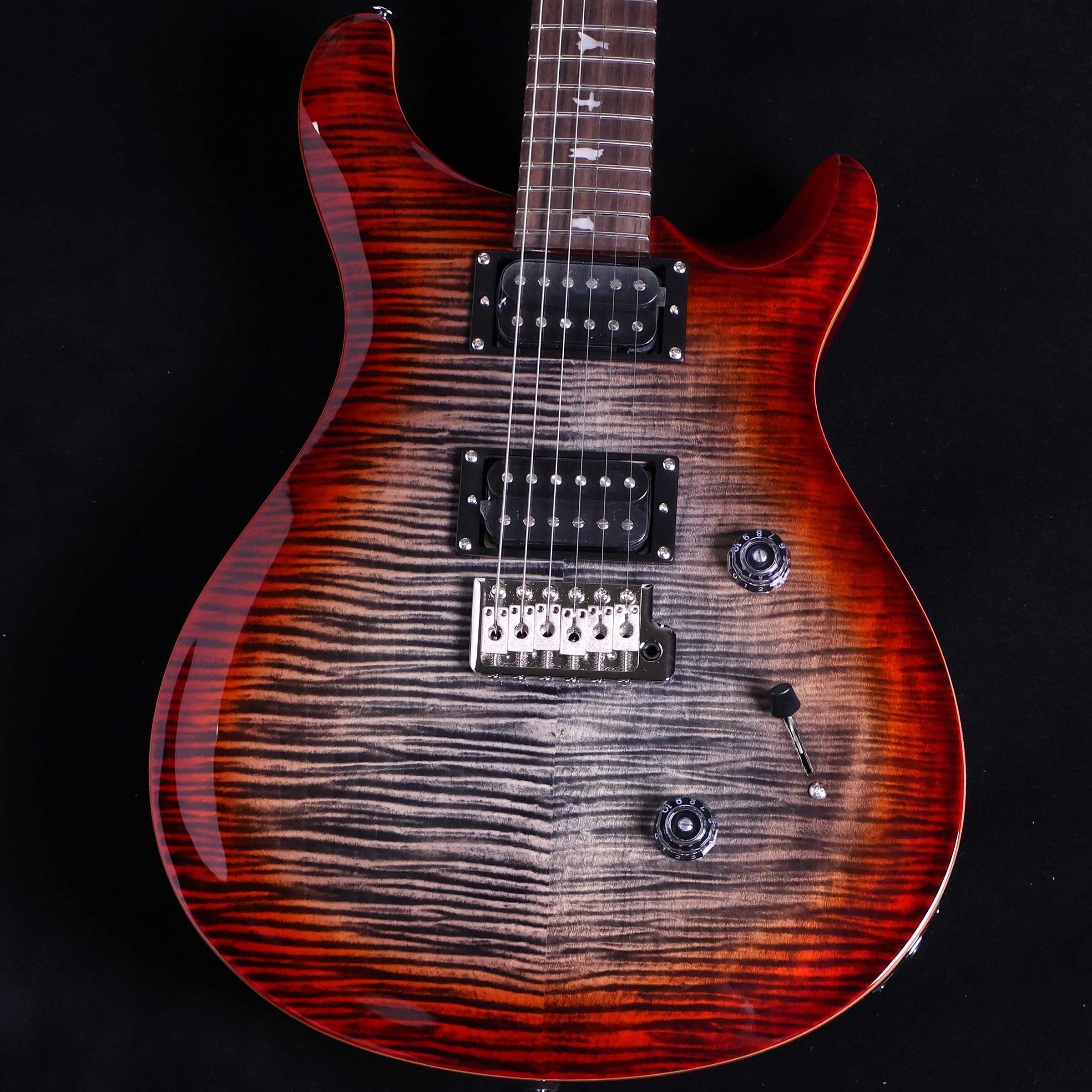 SE Custom24 Charcoal Cherry Burst S/N:CTIH025576【特徴】数多くのミュージシャンから愛用されているSE Custom 24は、マホガニー・バック、メイプル・トップのボディ、Wide Thinカー...