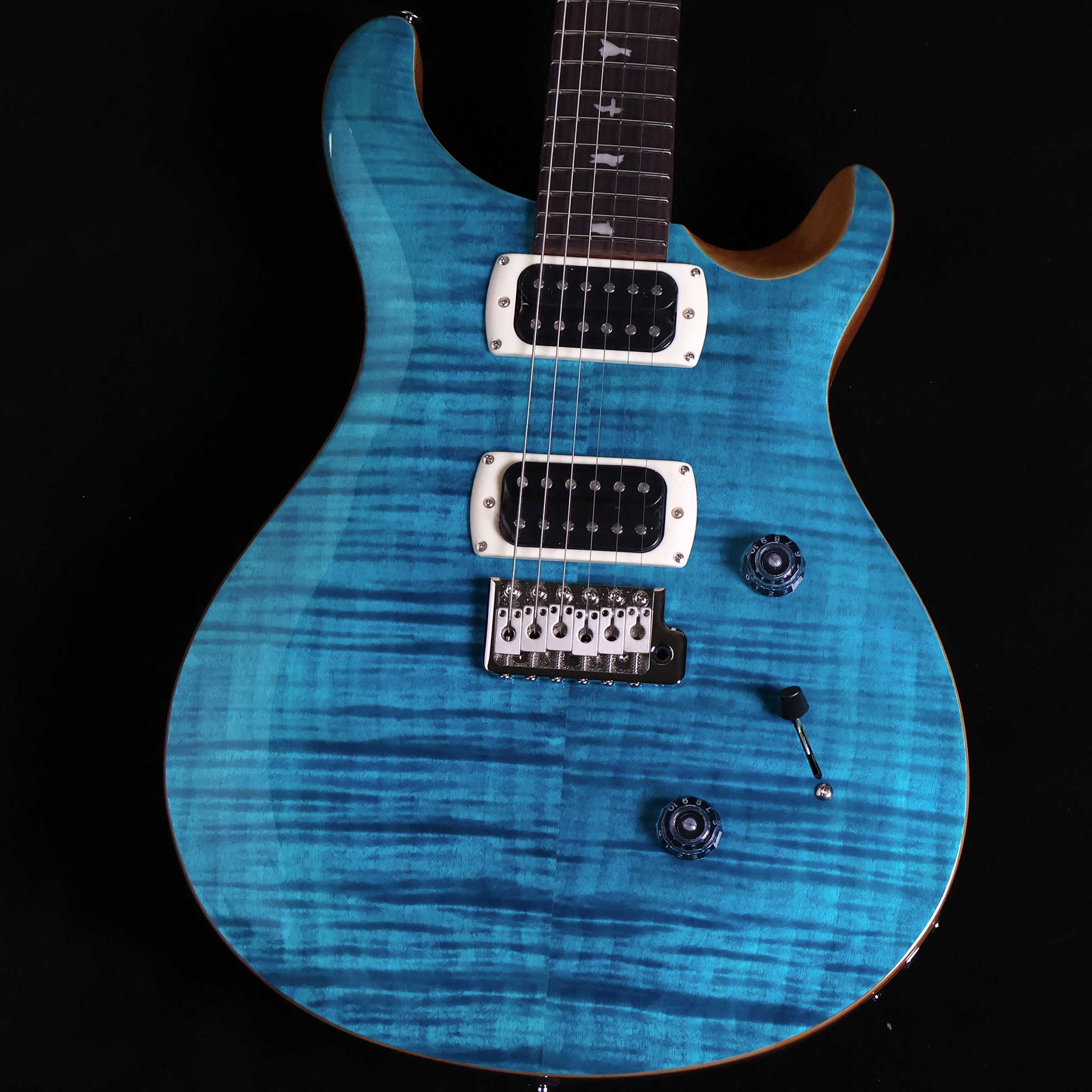 SE Custom24 Blue Matteo BN Natural Back S/N:CTIH090668【特徴】数多くのミュージシャンから愛用されているSE Custom 24は、マホガニー・バック、メイプル・トップのボディ、Wide ...