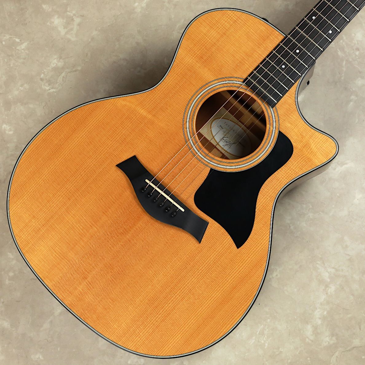 Taylorの一番人気！！314ce-ES2【特徴】1974年、カリフォルニア州エル・カホンにて創業されたTaylor Guitars。現在では全米アコースティックギター販売シェアNo.1を誇る世界トップブランドとなっています。伝統的な職人...