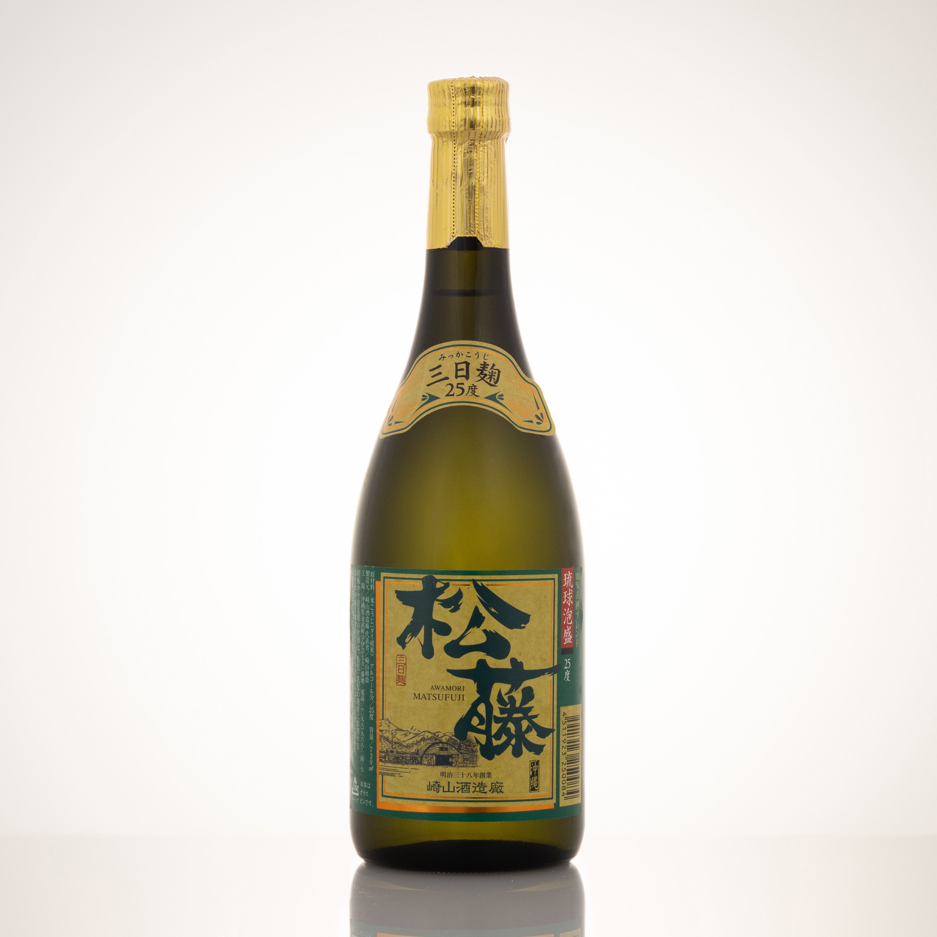 松藤 25度は、口当たりが柔らかい水質の水を仕込み水と割り水に用いているのが特徴的。優しい味わいなので、泡盛初心者にもおすすめできます。古酒をブレンドさせることにより、味に深みを出しているのもポイントです。
