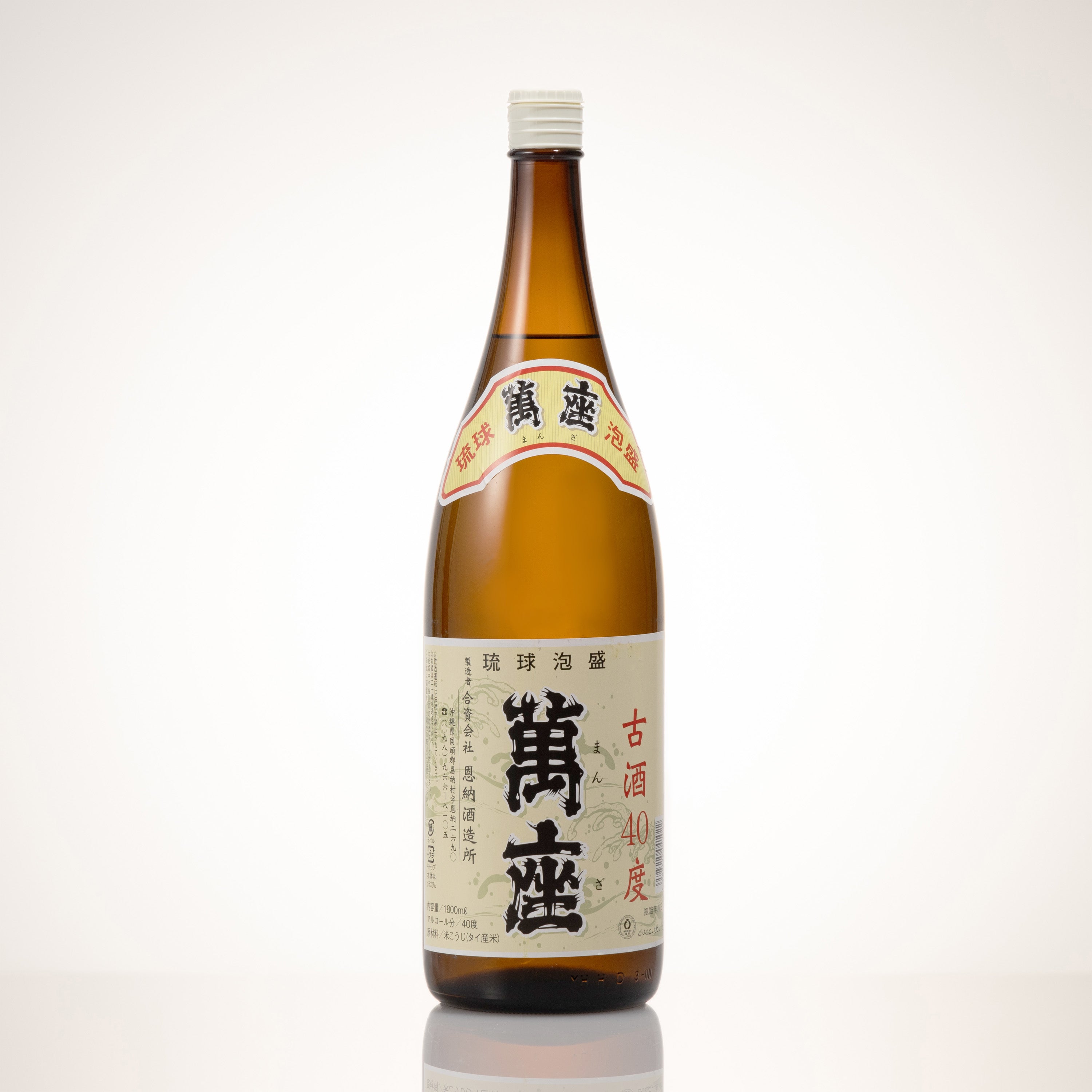 萬座古酒 40度はのど越しが柔らかく、飲みやすい1本に仕上がっています。濃厚な甘味が舌に広がるのも特徴のひとつ。恩納村の観光スポットとして知られている万座毛と万人に愛されて欲しいという願いからその名が付けられています。ロックや水割りなど、自...
