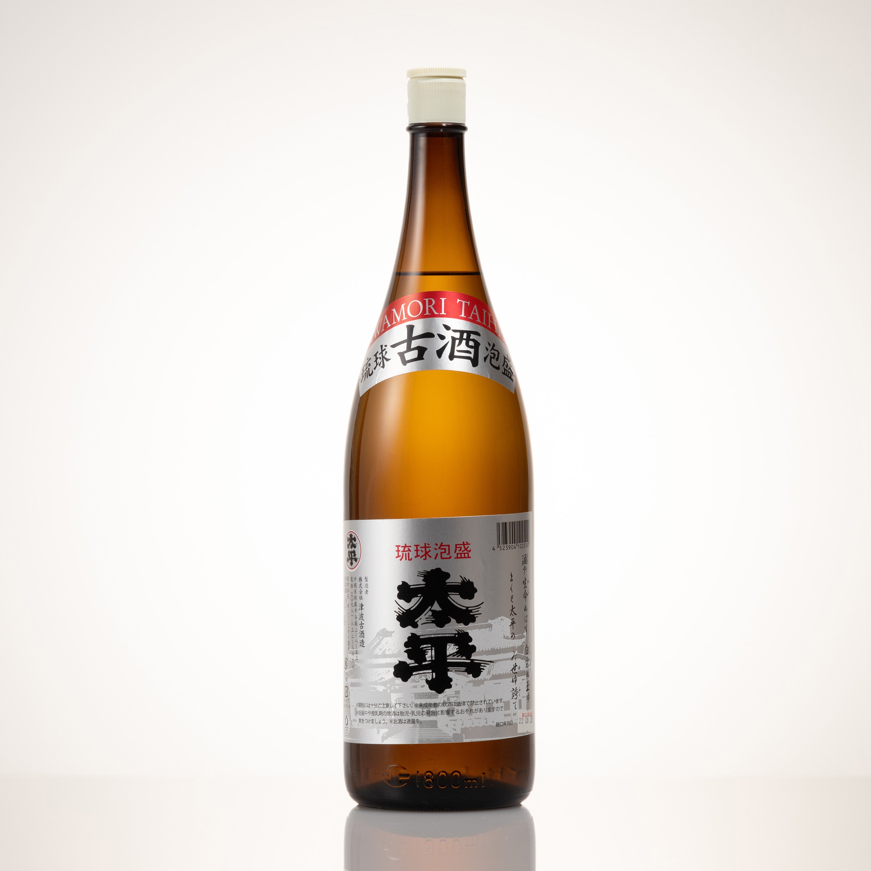 太平古酒 25度はアルコール度数が25度と低く、泡盛初心者におすすめできる1本です。古酒100％にこだわっている点が特徴に挙げられます。品のある香りに加え、豊かな甘味が口に広がっていきます。ストレートはもちろん、ロックや水割り、お湯割りなど...