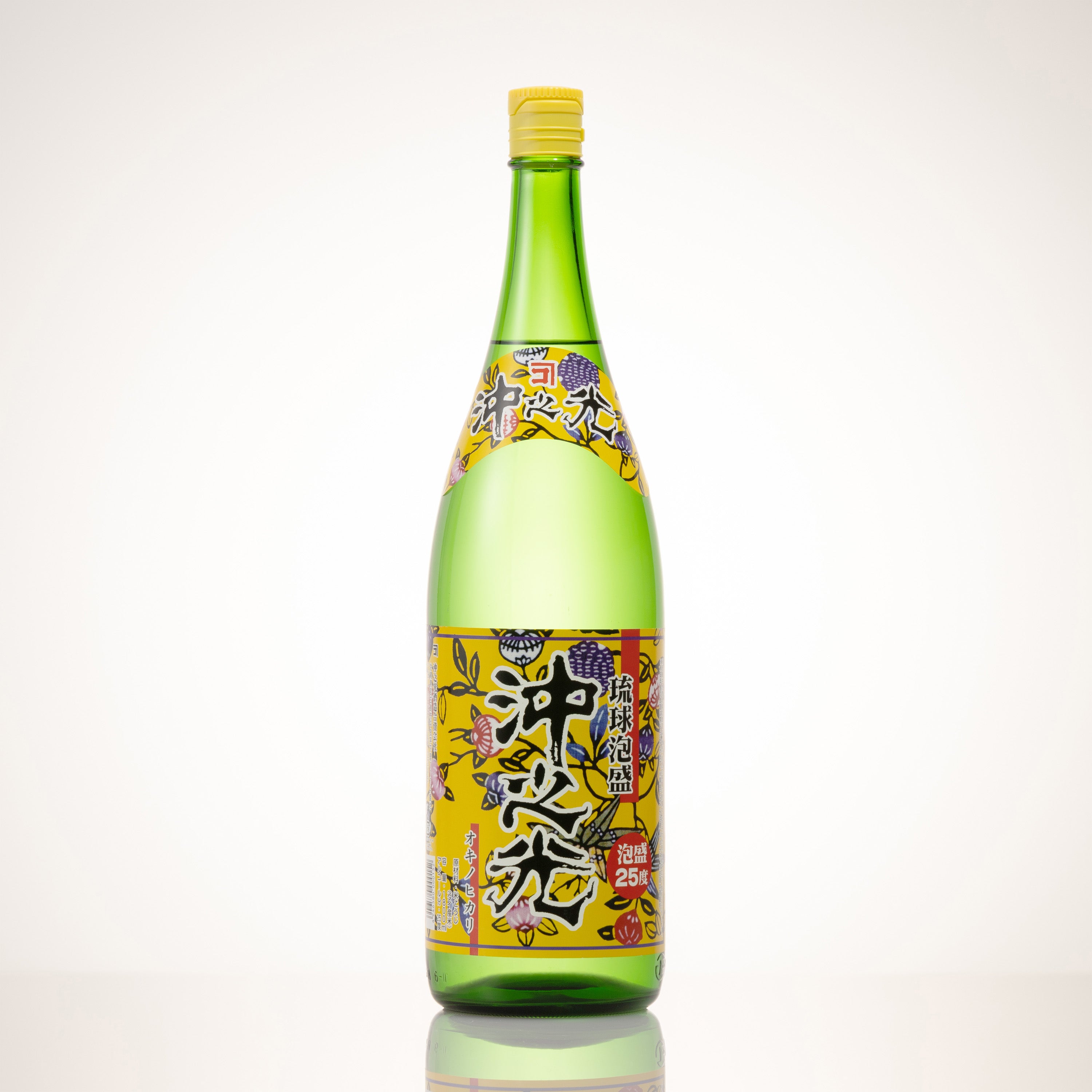 沖之光 25度はアルコール度数を25度に調整し、マイルドな味わいに仕上げています。1年以上寝かせることにより、味に深みを持たせているのがポイントです。飲みやすく、晩酌におすすめ。ストレートやロックなど、自分好みの飲み方で楽しんでください。