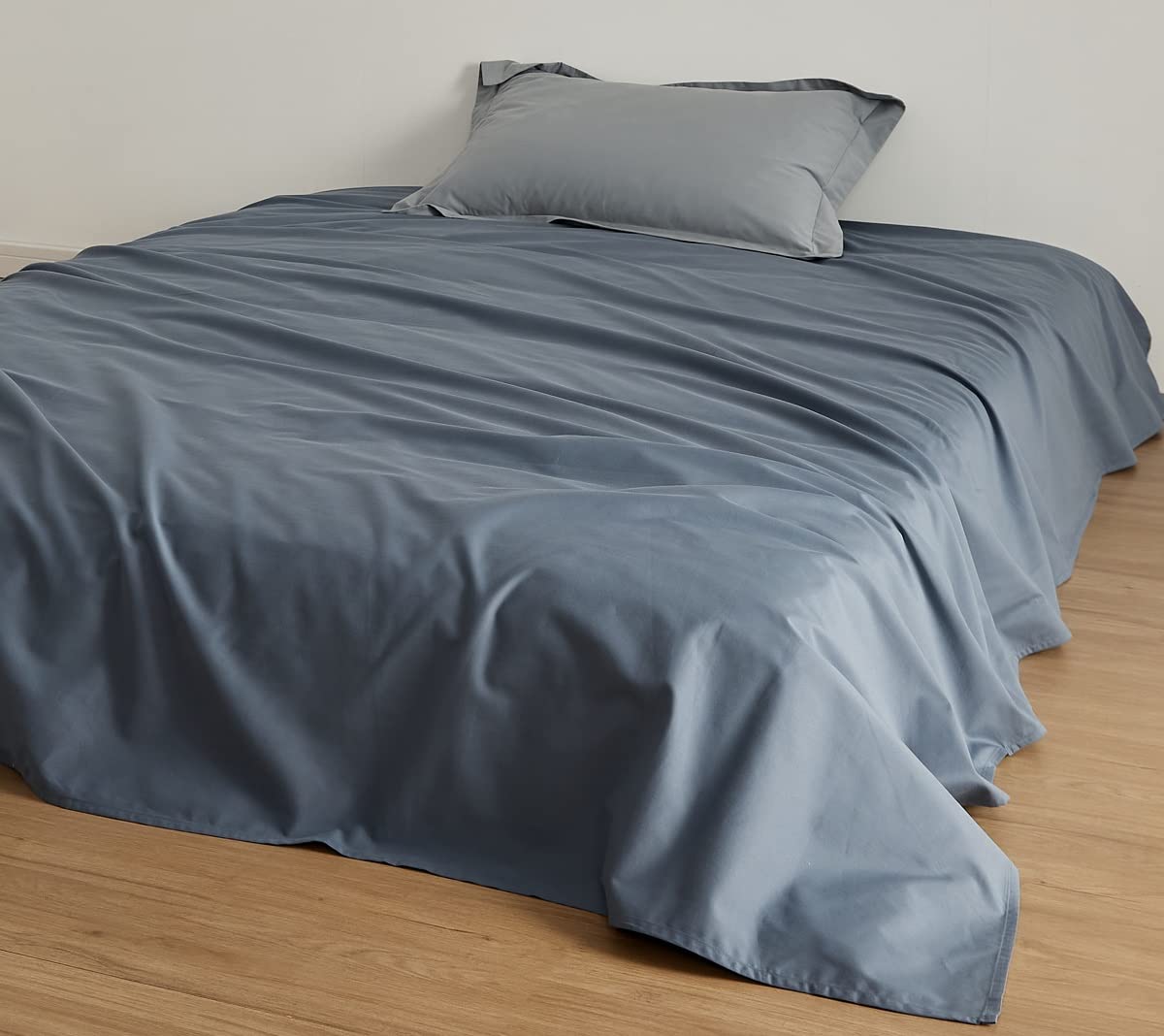【ダブルサイズ】200x245cm 【仕様】一枚布のシーツ、接ぎ目なし 【コットンネル・起毛生地】ふんわりとなめらかで柔らかい肌触りは、心地よい眠りを与えてくれます。ほんのり起毛したファブリックは空気を多く含み、布団に入った時のヒヤッとした...