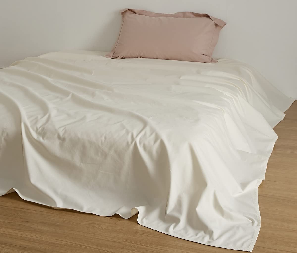 【キングサイズ】270x245cm 【仕様】一枚布のシーツ、接ぎ目なし 【コットンネル・起毛生地】ふんわりとなめらかで柔らかい肌触りは、心地よい眠りを与えてくれます。ほんのり起毛したファブリックは空気を多く含み、布団に入った時のヒヤッとした...
