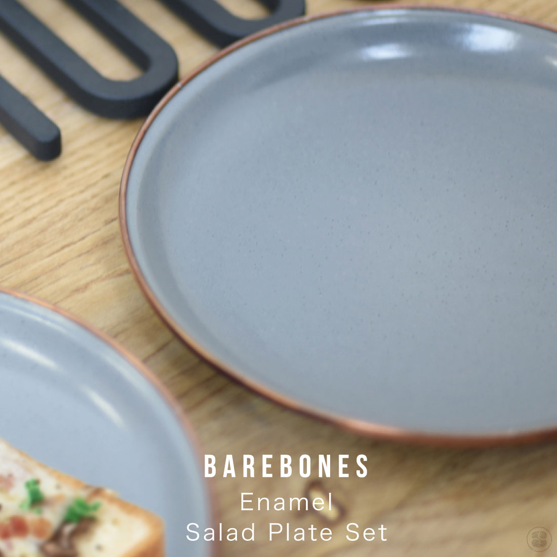 Barebones/サラダプレート2枚セット ストーングレーのエナメルに、 縁はステンレスリムで補強され、 カラーはアンティークカッパーで施され、 一点一点違った個性を持ちます。 手作業で仕上げられています。 サイズ 直径：20.9cm×高...
