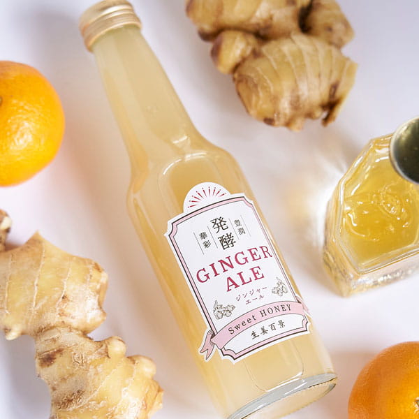 有機生姜×はちみつ発酵ジンジャーエールSweetHONEYまるで白桃や花のような優しい香りと甘さに包まれる、特別な発酵ジンジャーエールです。有機生姜、有機みかん、はちみつのシンプルな厳選素材を丁寧に乳酸発酵させ、自然由来の奥深い香りと余韻を...