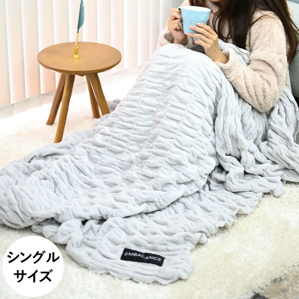 ＊スタッフコメント＊ふわふわ感がたまりません！落ち着いたカラーのため、どんなお部屋にも馴染みます。大きさはひざ掛けにちょうど良く、さっと使えて暖かく便利です。織物の産地として有名な和歌山の高野口で一枚一枚丹念に織られた逸品です。長年新幹線の...