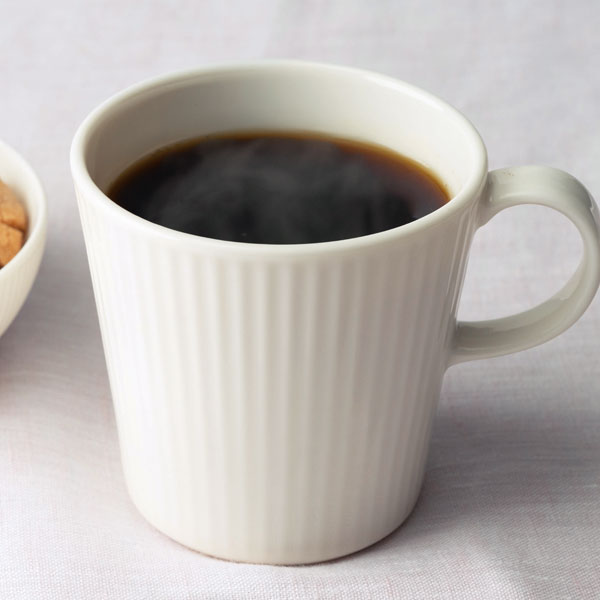 口当たりの良さと、注いだ飲み物の引き立つ香りをお楽しみください。スタイリッシュなストライプ模様のマグカップ。珈琲や紅茶、焼酎のお茶割りやロックも楽しめます。【ストライプシリーズ】スタイリッシュなルックスが食卓を華やかに。どんな料理もすっきり...