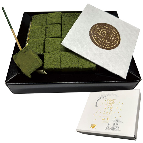 「木桶搾り」にて丁寧に搾った酒粕チョコレートの抹茶味の登場です。木桶搾りの酒粕の芳醇さとホワイトチョコレートの甘み、抹茶のほろ苦さと香りをお楽しみくださいませ。昭和23年製の木製搾り機より手作業で丁寧に搾ったあとの柔らかく美味しい酒粕を上質...