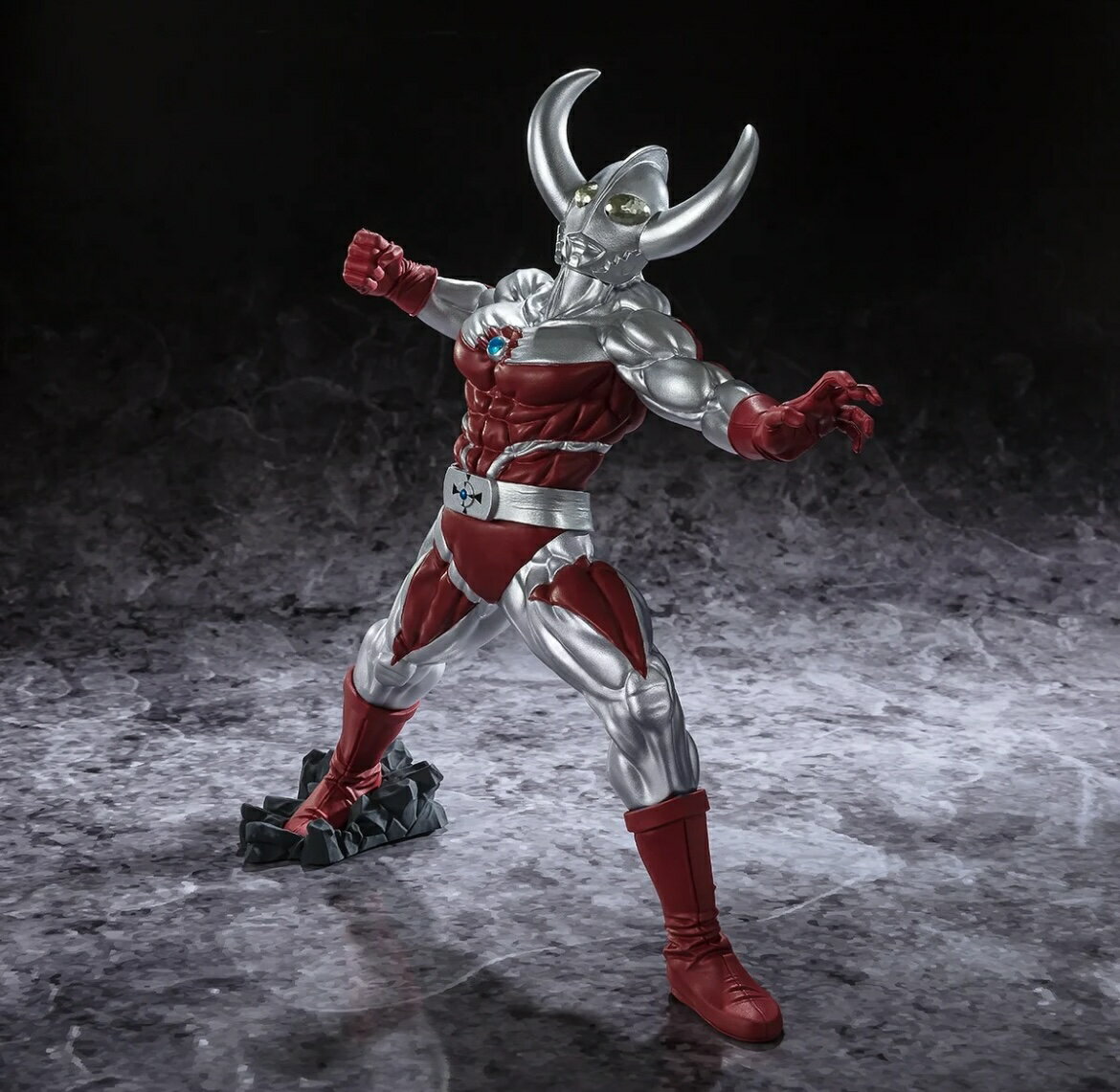 『ウルトラマンシリーズ 豪塊 ウルトラの父』が登場。 大胆かつ緻密なアレンジ。 360度破綻のない造形とBODYライン。 メタリック彩色が魅せる、筋肉造形。 商品仕様 ・全1種 ・約17cm
