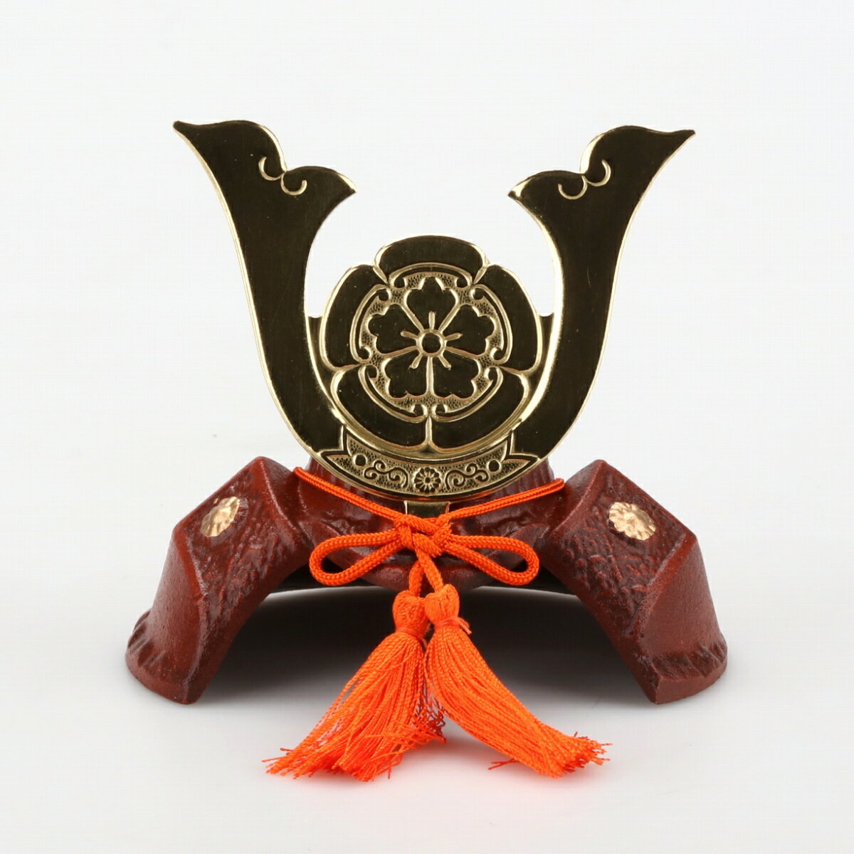 人気武将の兜になります。デスクの上における豆兜です。出世兜は古来より健やかな成長を願う記念品。外国のおみやげとしても大変人気です。高さ9.5cm×幅10cm×奥行8cm 115g