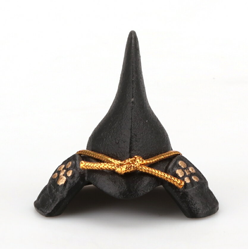 人気武将の兜になります。デスクの上における豆兜です。出世兜は古来より健やかな成長を願う記念品。外国のおみやげとしても大変人気です。高さ6.5cm×幅7.5cm×奥行6.5cm 210g