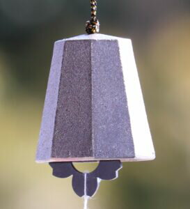 高岡鉄器で作られたこの風鈴は、その伝統的な技術と美しいデザインで、どんな空間にも洗練された趣をもたらします。繊細な模様が施された鉄製のボディから生まれる、澄んだ音色が特徴です。その音は、聞く人の心を穏やかにし、日々の疲れを癒してくれることで...