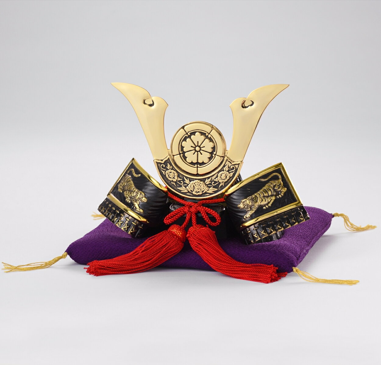 信長は、桶狭間の戦いでの大勝利を皮切りに大躍進を遂げ、時の室町幕府を終焉に追い込み、下剋上の時代における最初の天下人となりました。また、恐れ知らずの荒々しいエピソードが多い武将です。戦国の三英傑の一人に数えられます。兜は前立て中央に配した織...