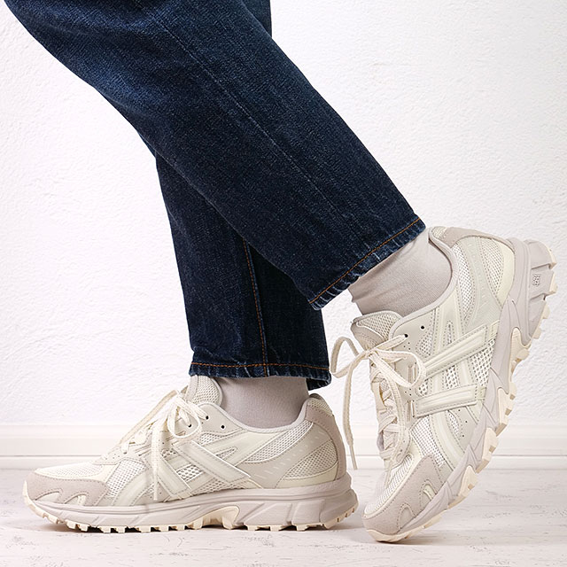 [ ブランド ] アシックス　ASICS [ ジャンル ] スニーカー [ 素　 材 ] アッパー：人工皮革／合成繊維／天然皮革 舗装・非舗装どちらでも使えるオールラウンドシューズ！ 前身の鬼塚株式会社の設立が1949年、その後1977年に...