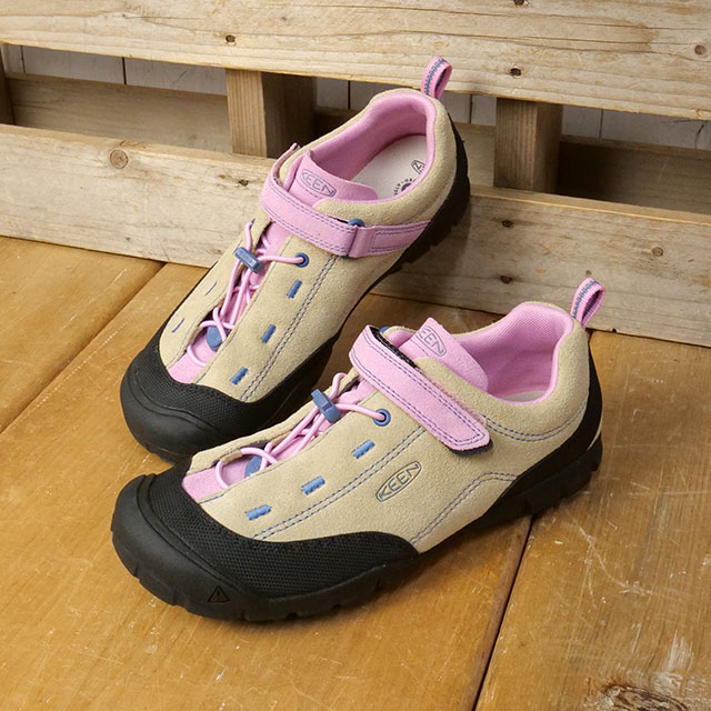 キーン | keen 当店はキーン正規取扱店です。ご安心してショッピングをお楽しみください。 商品情報 [ ブランド ] キーン　KEEN [ ジャンル ] スニーカー [ 素　 材 ] アッパー：スエードレザー 大人顔負けの本格派！JAS...