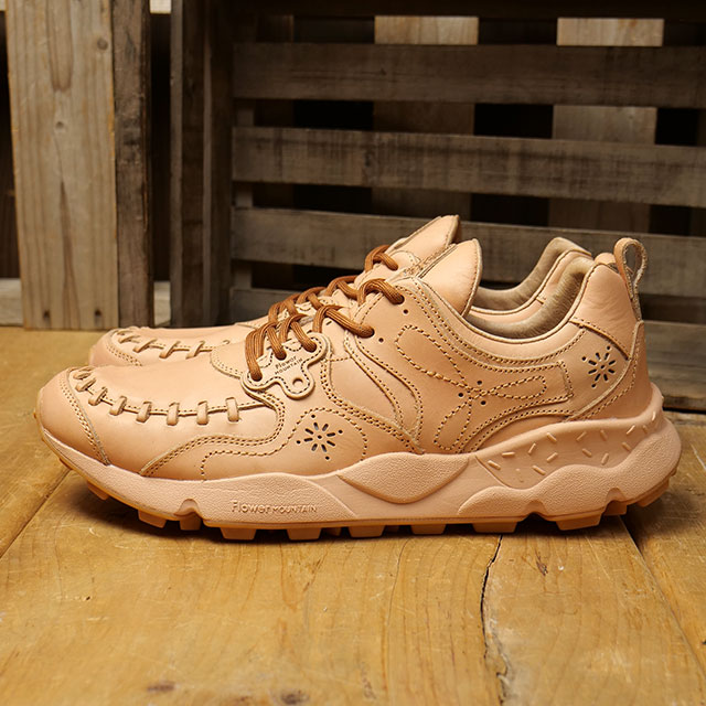 [ ブランド ] フラワーマウンテン　Flower MOUNTAIN [ ジャンル ] スニーカー [ 素　 材 ] アッパー：カウレザー 唯一無二の手触りと温かみのある雰囲気が特徴のナチュラルレザーコレクション フラワーマウンテンは、デザ...