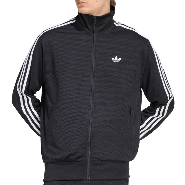 [ ブランド ] アディダス　adidas [ ジャンル ] ジャージ／トラックトップ [ 素　 材 ] ポリエステル100％ [ 原産国 ] インドネシア [ サイズ ] 着丈×身幅×肩幅×袖丈（cm） Sサイズ：66×56×50×61 ...