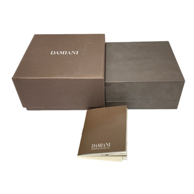 ブランド：商品名：ネックレスケース 付属品：なし 程度：AB(一般的な使用感） コメント・・・ダミアーニのネックレスなどがお収納できるケースかと思います。本商品は箱など付属品のみの出品です。アクセサリーは含まれません。保管・撮影・ギフト用な...