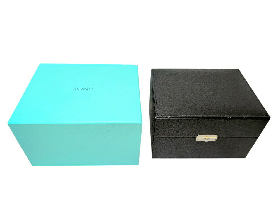 ブランド：ティファニー 商品名：箱・ケース付属品：なし 程度：B（使用感あり）サイズ外箱約19×12×15.5cm コメント・・・時計用の箱・ケースです。 状態・・・外箱に汚れやスレ、縁に押し跡があります。中のケースに劣化があり、ひび割れ、...