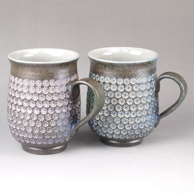 ギフト対応 清水焼京焼の南蛮三島詰めペアマグカップです。茶褐色の焼締の肌は使い込むほどに美しい。きめ細かい花模様が美しい和のマグカップです。 ◆当店の京焼清水焼はご自分用だけでなく、 贈り物やお返し、プレゼントに大変喜んで頂いております。 ...