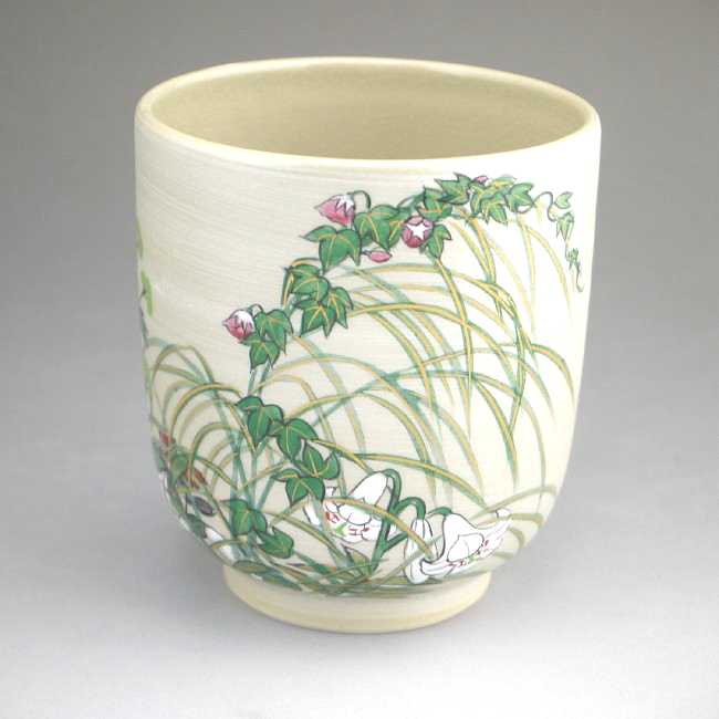 ギフト対応 京焼 清水焼の茶道具窯元　山岡善昇の夏草の湯呑みです。桔梗やススキ、女郎花など野草が風になびく様子を描いた夏の風情を見事に表現する逸品です。どっしりとした器の量感もお楽しみ下さい。 ◆当店の京焼清水焼はご自分用だけでなく、 贈り...