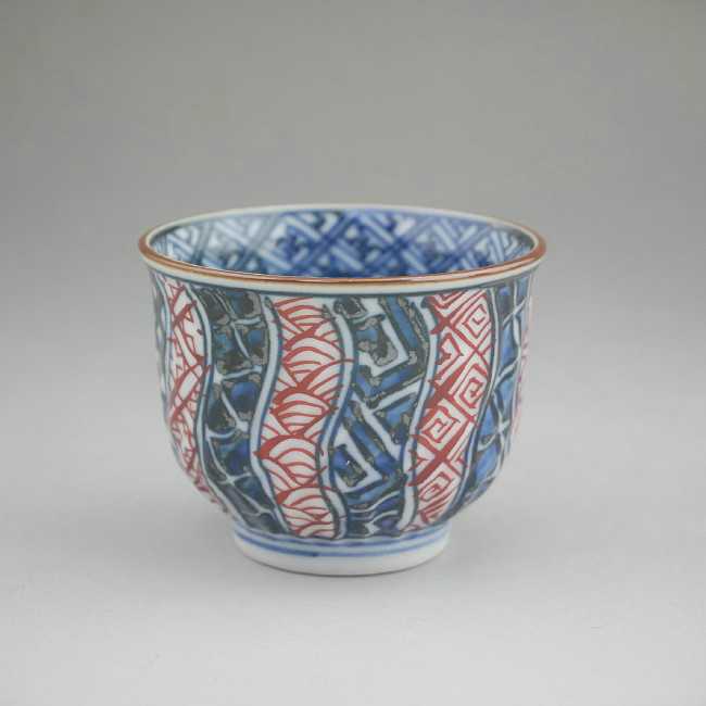 ギフト対応 京焼清水焼の鳳山の染赤捻祥瑞ぐい呑です。濃（だみ）技法による面塗の染付と、線描きの赤絵が鮮やかな対照をなしています。一筆一筆、丹精込めて手書きで敷き詰めました。 ◆当店の京焼清水焼はご自分用だけでなく、 贈り物やお返し、プレゼン...