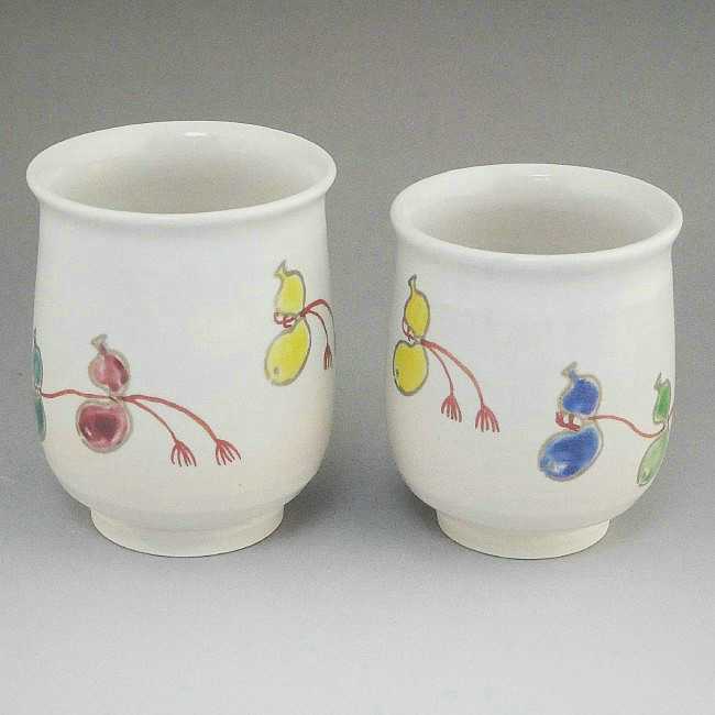 ギフト対応 清水焼京焼の御本六瓢の湯呑です。6つの瓢箪が描かれ、無病息災の願掛け。お茶は健康にも良いことから、贈り物にもピッタリの縁起の良い茶器に仕上がりました。 ◆当店の京焼清水焼はご自分用だけでなく、 贈り物やお返し、プレゼントに大変喜...