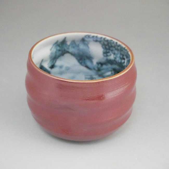 ギフト対応 京焼清水焼の窯元六斎、幸之介の朱巻山水のぐい呑です。染付の青と地塗りの朱色が鮮やかな対比を見せる酒盃です。内側全体に描かれた山水も秀逸です。 長寿の象徴、山紫水明はプレゼントにも最適です。 ◆当店の京焼清水焼はご自分用だけでなく...