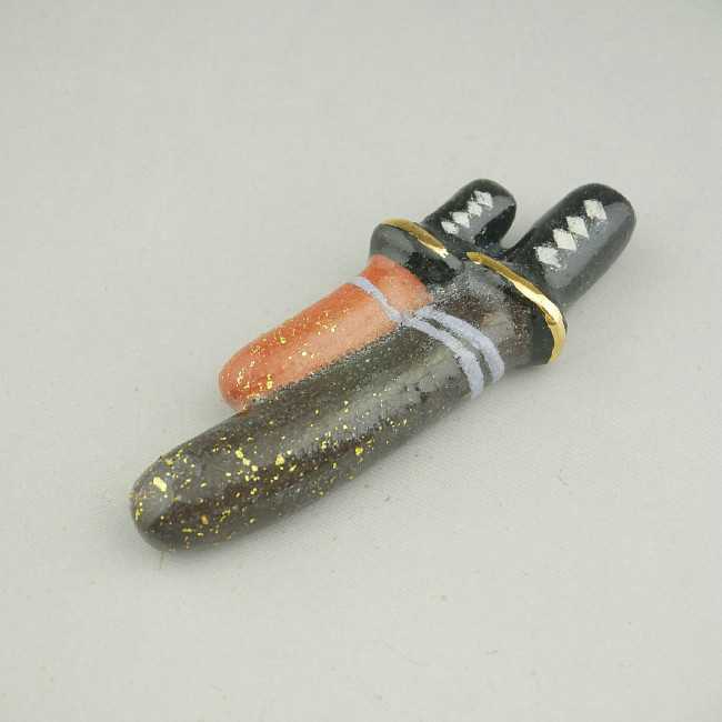 ギフト対応 楽焼の窯元楽入の日本刀の箸置き単品です。写真は複数で写っておりますが、お一つ、単品のお値段です。 ◆当店の京焼清水焼はご自分用だけでなく、 贈り物やお返し、プレゼントに大変喜んで頂いております。 【贈答用】母の日 父の日 敬老の...