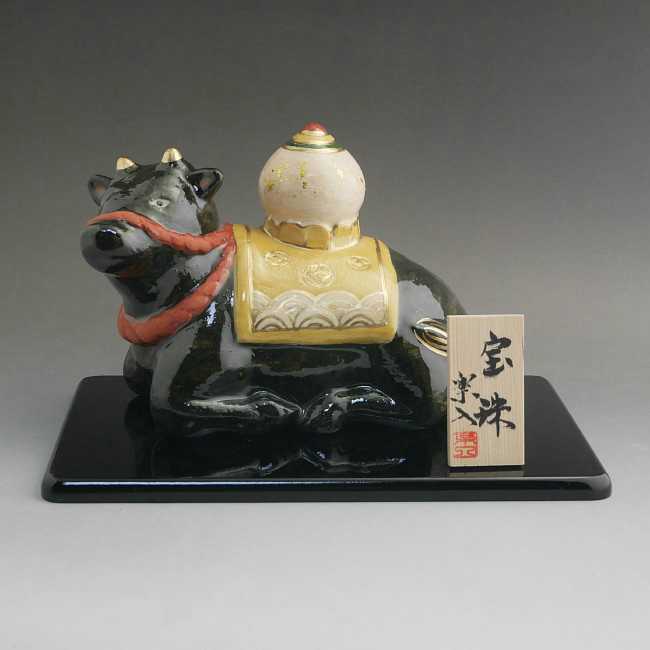 ギフト対応 楽焼きらしい柔らかい色調におおらかな干支の表情。 清水焼の楽焼窯元、吉村楽入作の楽焼置物　宝珠丑です。 ◆当店の京焼清水焼はご自分用だけでなく、 贈り物やお返し、プレゼントに大変喜んで頂いております。 【贈答用】母の日 父の日 ...