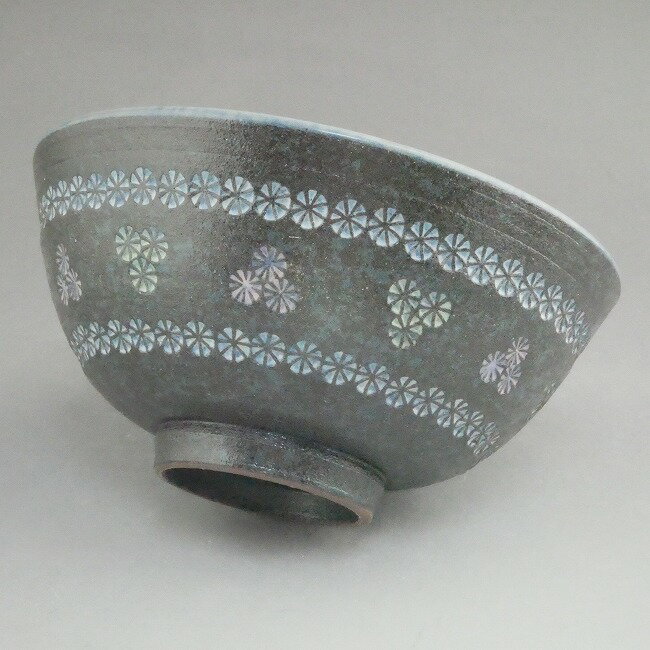 ギフト対応 清水焼京焼の敏也窯の南蛮帯三島ご飯茶碗　小のサイズ単品です。茶褐色の焼締の肌は使い込むほどに美しい。きめ細かい花模様が美しい和の飯碗です。 ◆当店の京焼清水焼はご自分用だけでなく、 贈り物やお返し、プレゼントに大変喜んで頂いてお...