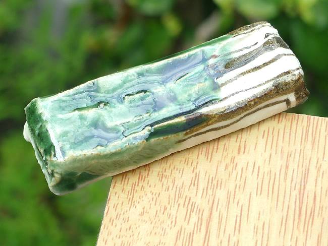 ギフト対応 京焼清水焼の窯元、陶化窯の目にも鮮やかなおりべの箸置き　単品です。 緑が美しい織部釉を塗り分け、錆絵で文様を施しました。箸の置きやすい枕型箸置です。　写真は複数で写っておりますが、お一つ、単品のお値段です。 ◆当店の京焼清水焼は...