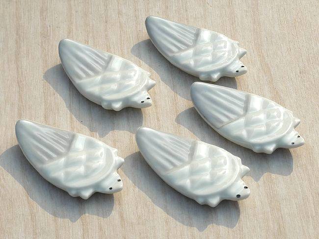 ギフト対応 京焼清水焼の窯元、芳山窯の亀の箸置きセットです。五客一セットのお値段です。 ◆当店の京焼清水焼はご自分用だけでなく、 贈り物やお返し、プレゼントに大変喜んで頂いております。 【贈答用】母の日 父の日 敬老の日 バレンタイン ホワ...