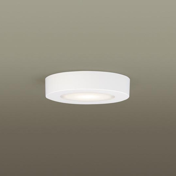 【特長】●直付けの器具ながら、天井にすっきり納まるようにデザインされています。●ダウンライトの反射板のような枠形状。空間への圧迫感を抑えます。●取り替え時に天井についた既存器具の跡が隠せるように、本体直径が大きく設計されています。【仕様】●...